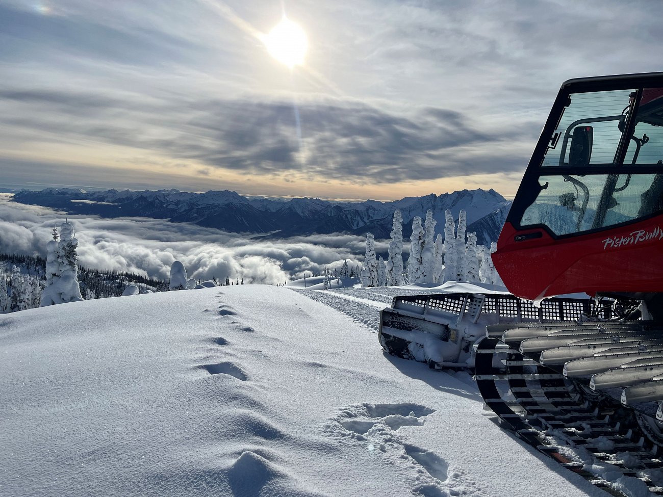Heli-skiing vs Cat-skiing - How to Choose
