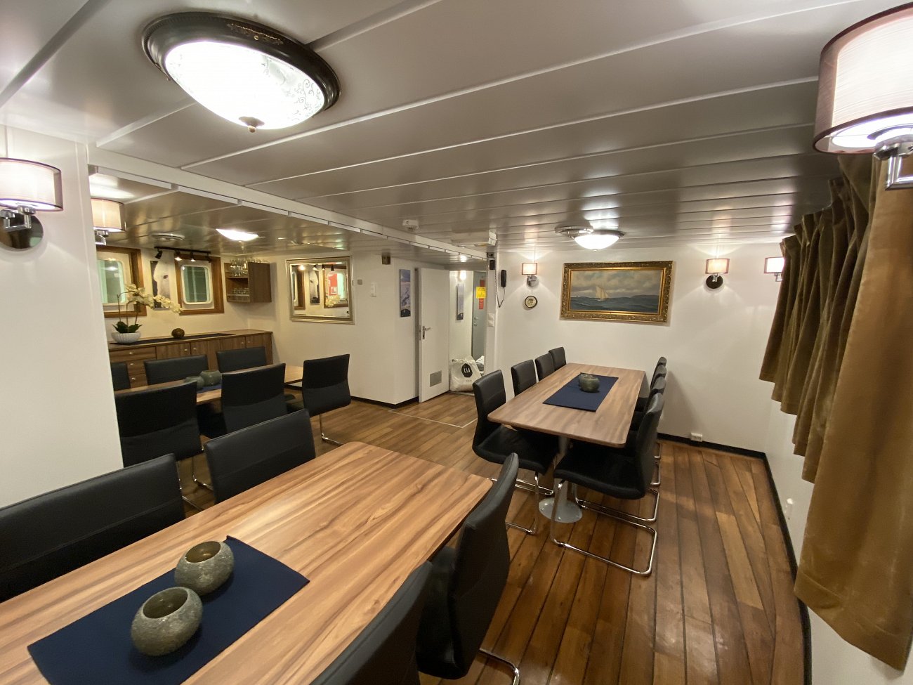 Yacht-based Ski Touring in the Arctic